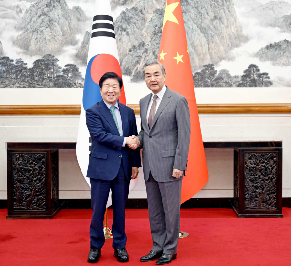 Wang Yi Meets with Special Envoy of ROK President Park Byeong-seug ...
