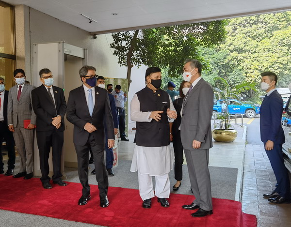 Wang Yi Holds Talks with Bangladeshi Foreign Minister Abul Kalam Abdul ...