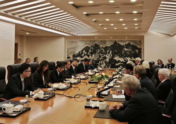 Vice Foreign Minister Deng Li Meets with a Delegation of Global Bridges ...