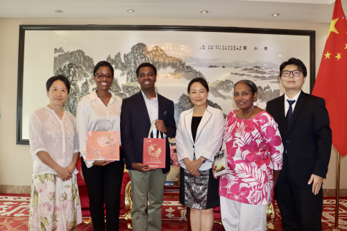 Chinese Ambassador to The Bahamas Yan Jiarong Hosts a Bahamian Student ...