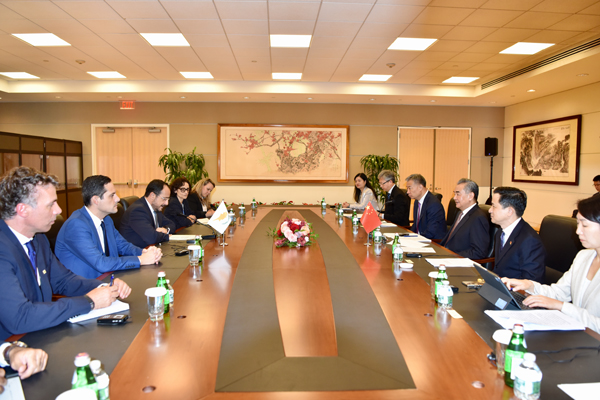Presidente de Chipre Níkos Christodoulídis Se Reúne con Wang Yi