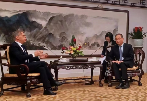 Vice Foreign Minister Deng Li Meets with A Delegation from the France ...