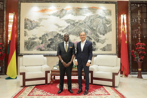 Chinese Ambassador to Ghana Tong Defa Meets with Country Representative ...