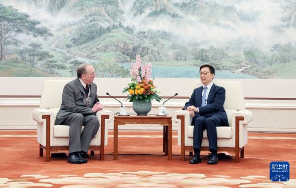 Han Zheng Meets with UK Lord Mayor of the City of London Michael ...