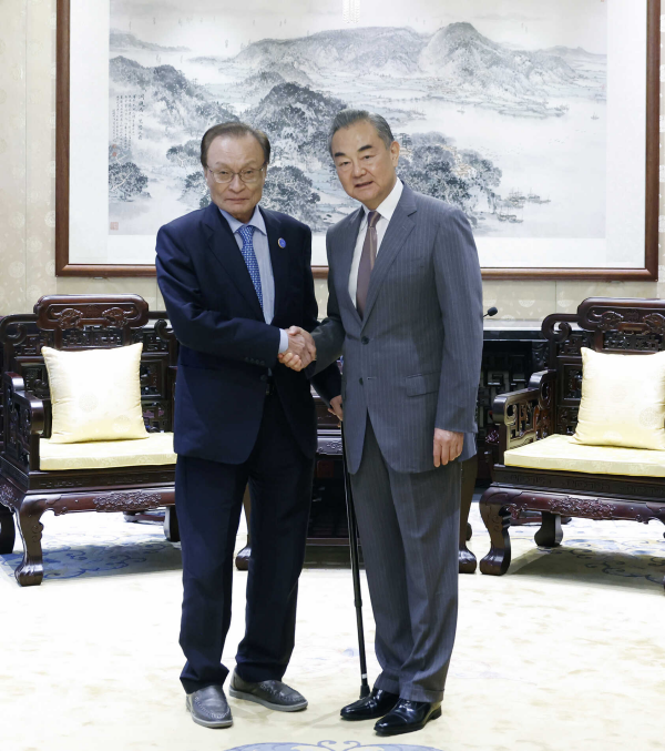 Wang Yi Meets with Former ROK Prime Minister Lee Hae-chan_Ministry of ...
